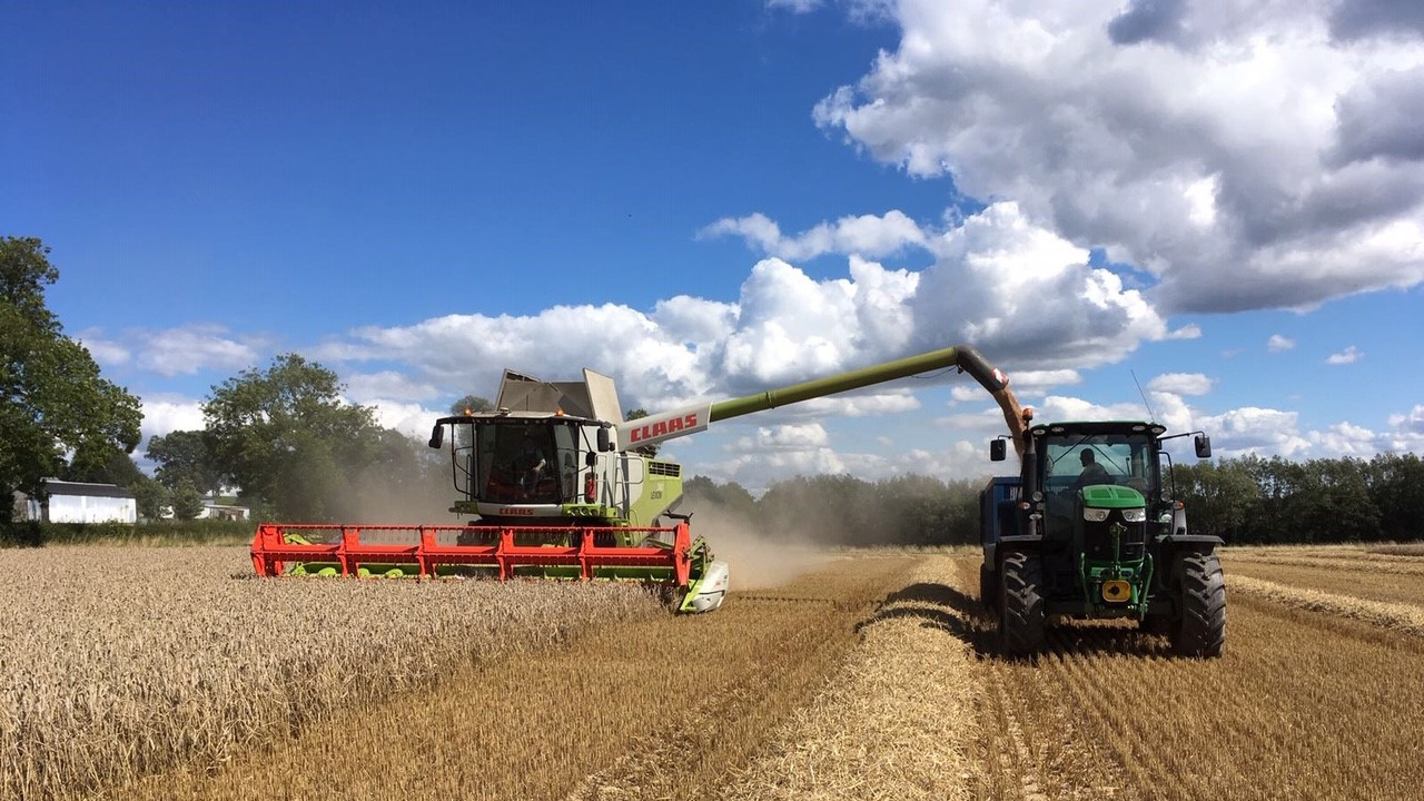 CLAAS EASTERN - Order a Unloading spout to Miss or straddle the Straw swath
